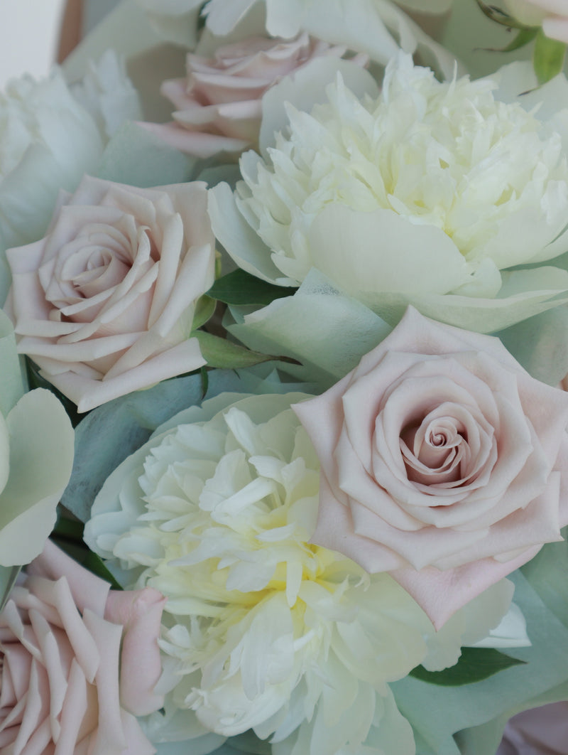 FT52- White Peony With Manta Rose Bouquet – White Dew Flower